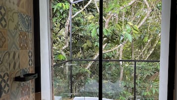 Cabana família, sacada, vista para o jardim | 1 quarto, Wi-Fi de cortesia