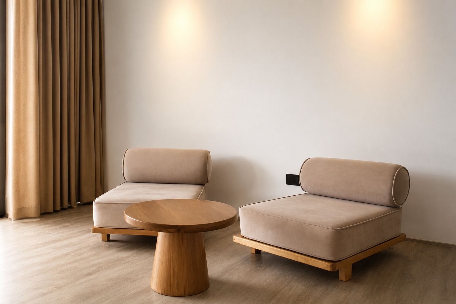 Uma sala de estar moderna com dois sofás bege, uma mesa de centro redonda de madeira e piso claro.
