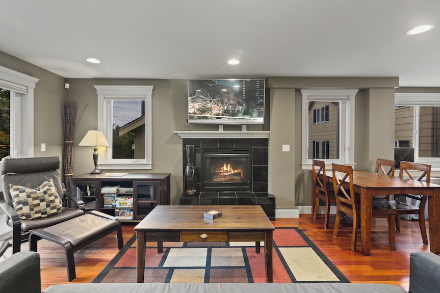 Charming 3br Townhome Near Dt Seattle W/ Balcony! - Industrial District - Seattle