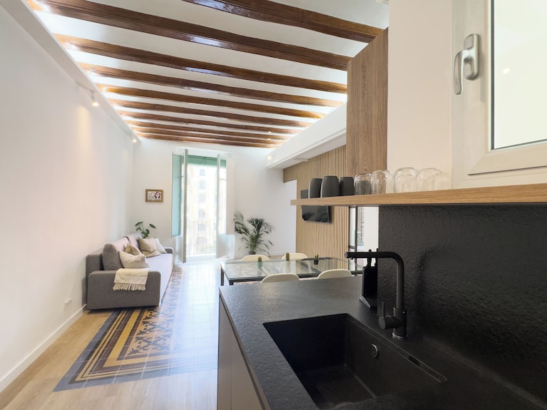 Iconic Gothic Quarter Apartment, Stunning Views, Wifi, Ac. Best Location! - Badalona