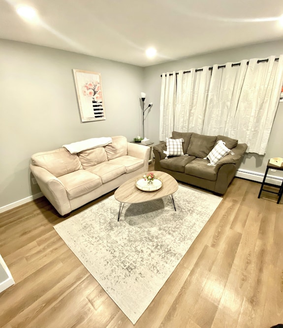 Charming 1-bedroom Apartment With Wifi, Ac In Brilliant Cedar Rapids - Cedar Rapids, IA