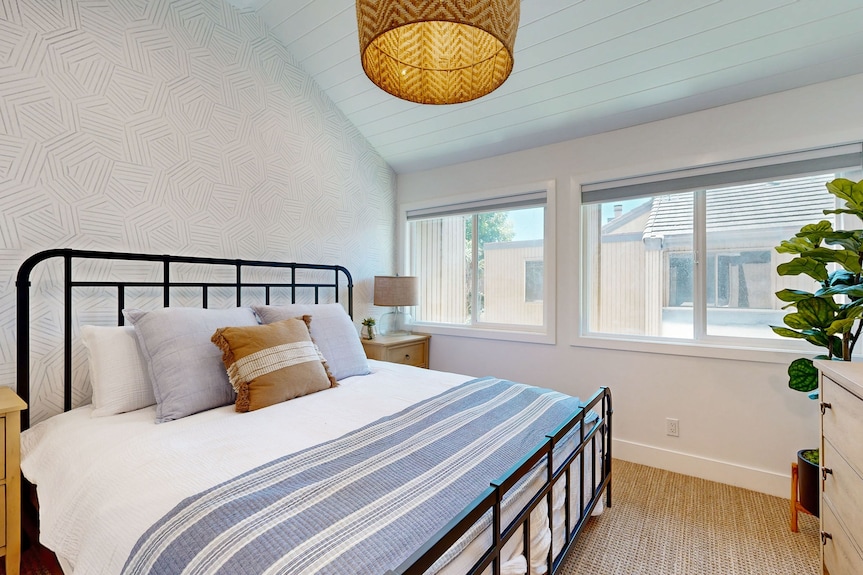 Beautiful Condo Walking Distance To Downtown Disney With Outdoor Living Space - Anaheim, CA