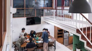 Apartamento Executivo, 4 quartos, Vista para a cidade | Sala de estar | Televisor