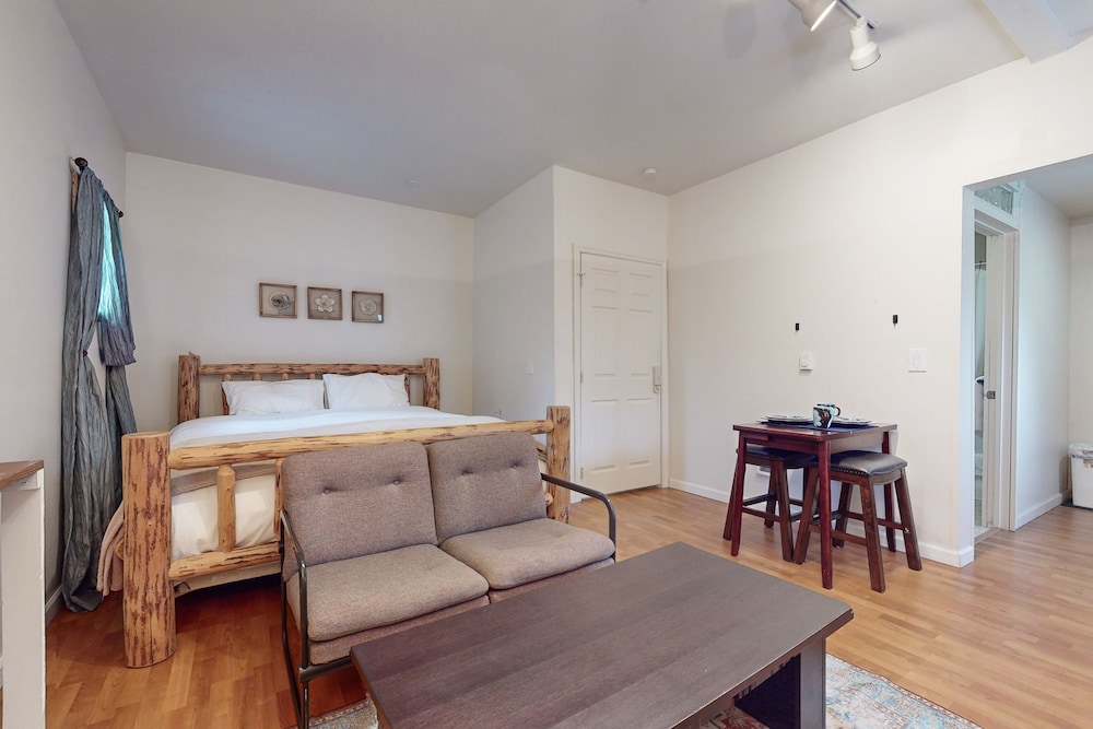 Ski side studio unit with fireplace, desk/chair and Wifi - King County ...