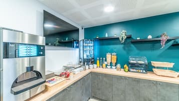Pequeno-almoço tipo buffet diário (9 EUR por pessoa)