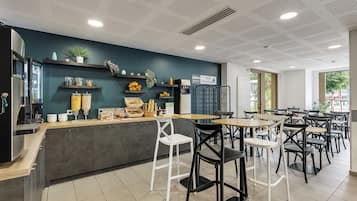 Pequeno-almoço tipo buffet diário mediante uma taxa