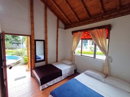 Quarto triplo econômico | Ferros/tábuas de passar roupa, Wi-Fi de cortesia, roupa de cama