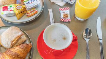 Pequeno-almoço tipo buffet diário mediante uma taxa