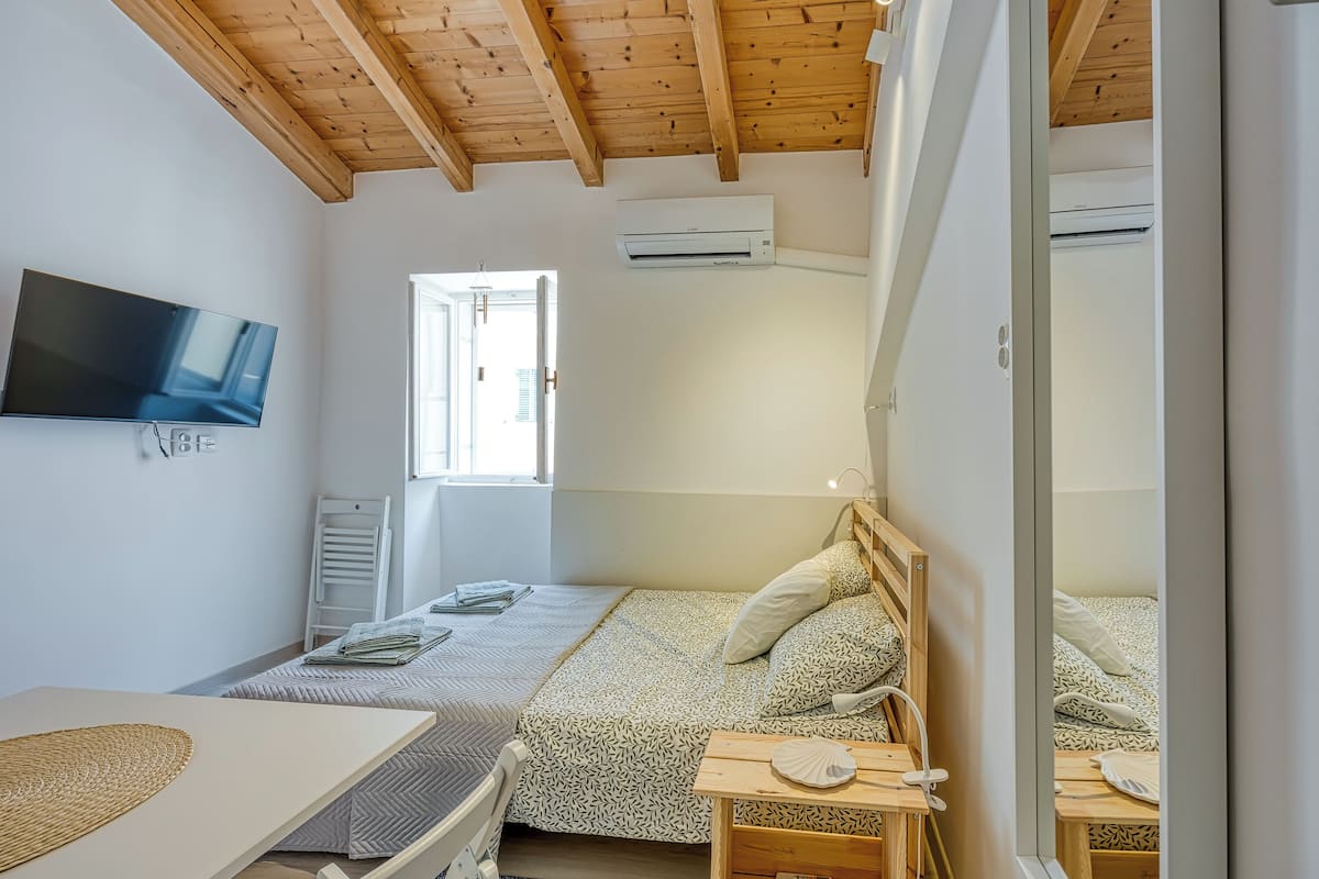 Estúdio Familiar, em frente ao mar (Lasta 25 Lošinj Town Twin Room) | Ferro/tábua de engomar, Wi-fi grátis, roupa de cama fornecida