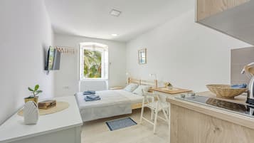 Estúdio Familiar, vista para o mar, em frente ao mar (Lasta 10 Lošinj Town Studio) | Ferro/tábua de engomar, Wi-fi grátis, roupa de cama fornecida