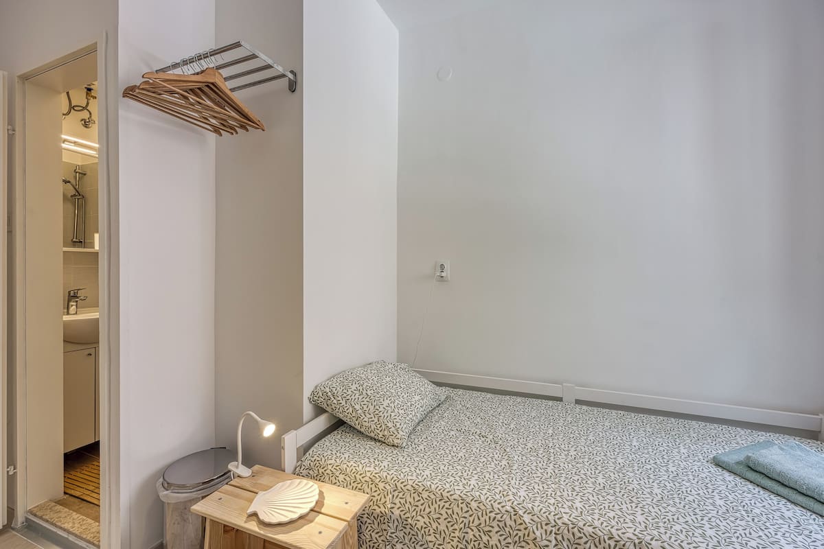 Estúdio Familiar, em frente ao mar (Lasta 15 Lošinj Town Single Room) | Ferro/tábua de engomar, Wi-fi grátis, roupa de cama fornecida
