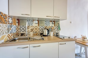 Estúdio Familiar, vista para o mar, em frente ao mar (Lasta 30 Lošinj Town Studio) | Kitchenette privada | Um frigorífico, uma placa de cozinha, uma chaleira elétrica