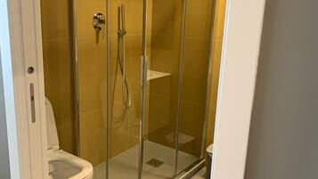 Quarto Twin Básico | Casa de banho | Um polibã, artigos de higiene pessoal grátis, um secador de cabelo