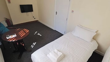 Estúdio básico, 1 cama de solteiro, vista para o pátio | Roupa de cama