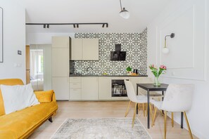 Apartamento luxo, sacada, vista para o pátio | Individualmente mobiliados, cortinas blackout