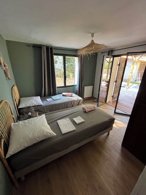 Villa Swimming Pool / Air Conditioning / 6 Bedrooms - Sleeps 14 - Arcachón