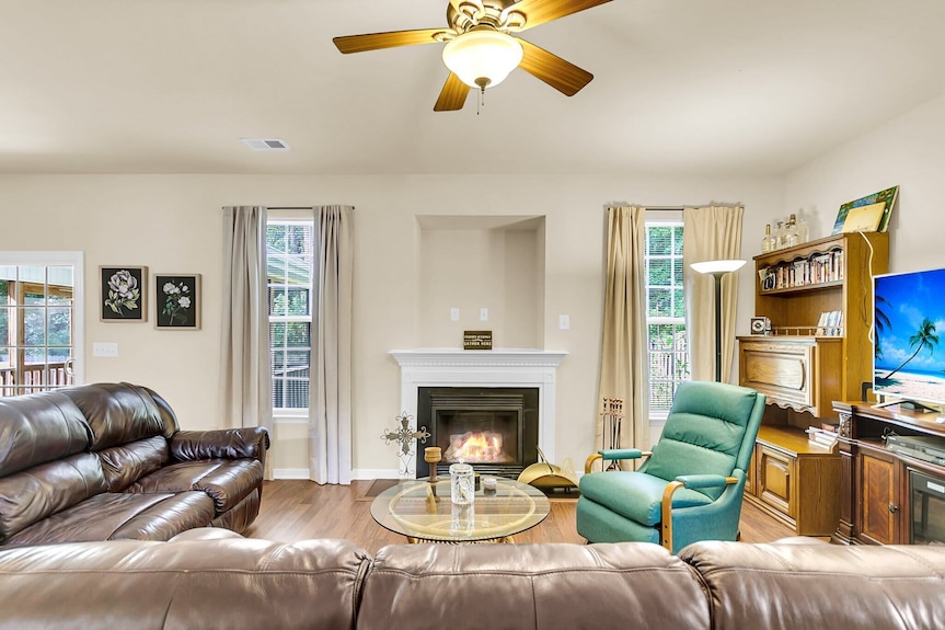 Cozy 4-bed, 2-bath Spacious Family Home - Summerville, SC