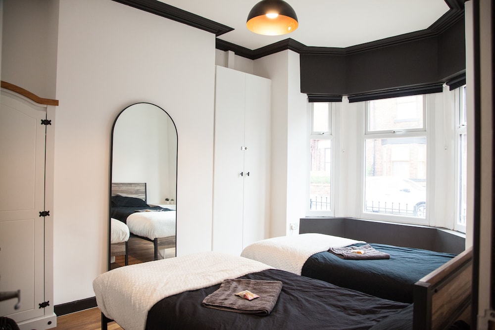 Entire Modern Home In Manchester For You - Manchester