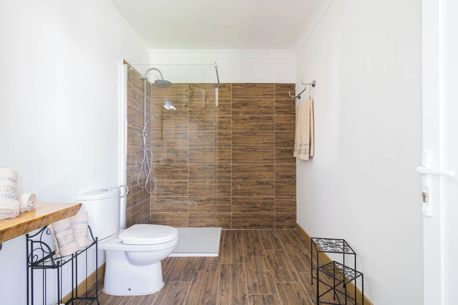 Bangalô superior, vista para o jardim | Banheiro | Chuveiro, secador de cabelo, toalhas de banho, papel higiênico