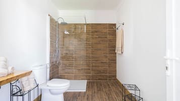 Bangalô superior, vista para o jardim | Banheiro | Chuveiro, secador de cabelo, toalhas de banho, papel higiênico