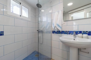 Bungalow Básico | Casa de banho | Um polibã, um secador de cabelo, toalhas fornecidas, papel higiénico
