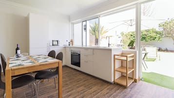 Bungalow Superior, vista para o jardim | Cozinha privada | Um frigorífico/congelador grande, um micro-ondas, uma placa de cozinha