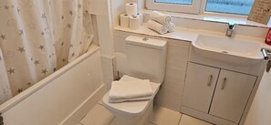 Apartamento | Casa de banho | Uma combinação polibã/banheira, uma banheira de imersão total 
