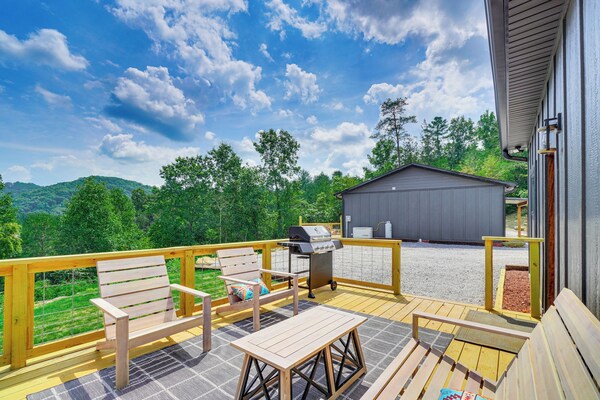 Hot Tub & Mtn Views: Pet-friendly Englewood Cabin - Tellico Plains, TN