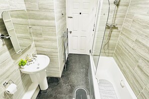 Casa | Casa de banho | Uma combinação polibã/banheira, uma banheira de imersão total