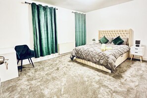 Casa | 5 quartos, secretária, ferro/tábua de engomar, Wi-fi grátis