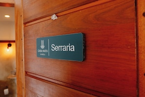 Suíte estúdio conforto, sacada, vista para o mar | Frigobar, individualmente decorados, Wi-Fi de cortesia, roupa de cama