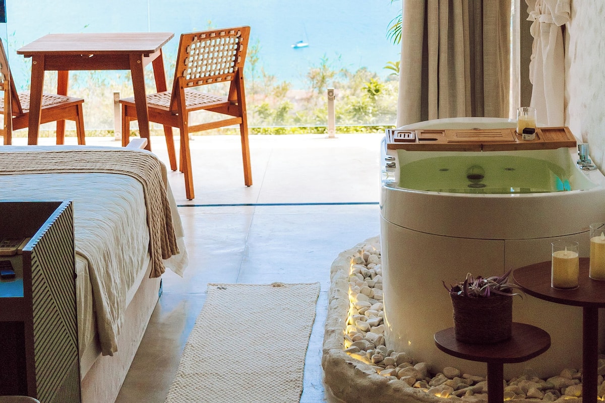 Suíte estúdio conforto, sacada, vista para o mar | Frigobar, individualmente decorados, Wi-Fi de cortesia, roupa de cama