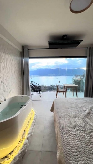Suíte estúdio conforto, sacada, vista para o mar | Frigobar, individualmente decorados, Wi-Fi de cortesia, roupa de cama
