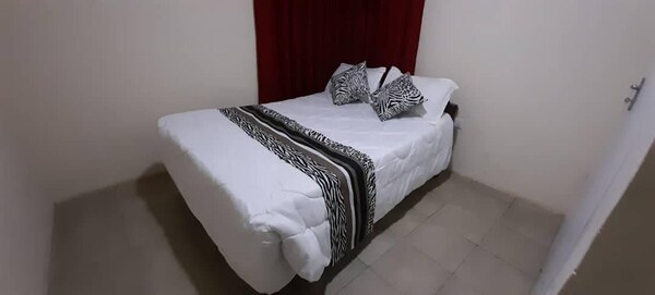 3 Bed House - Sleeps 6 - Garden - Parking - Wifi - Lusaka