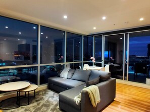 Apartamento superluxo, sacada, vista para o oceano | Área de estar | TV de tela plana