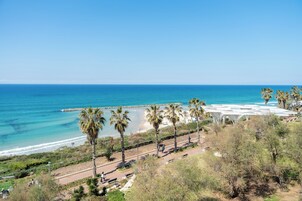Perto da praia, areia branca, toalhas de praia 