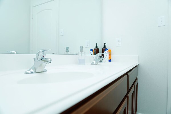 Spacious 5br Dallas Retreat Perfect For Business Travelers Families - Dallas, TX