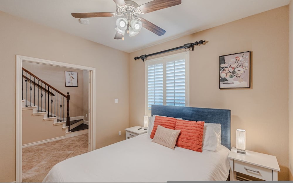 The Castle By The Lake W Pool Balcony Grandscape - Frisco, TX