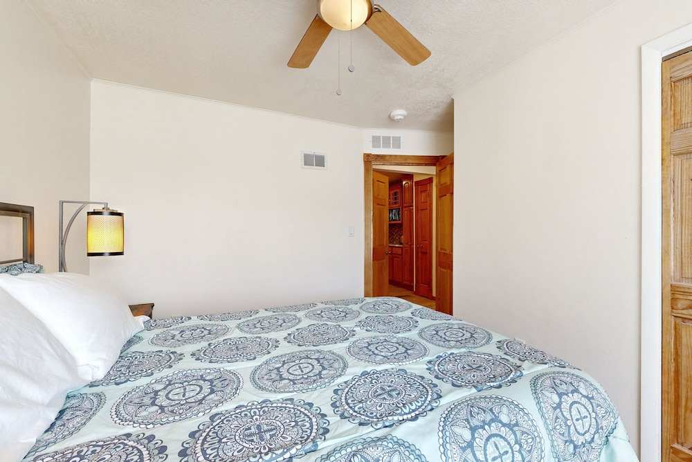 Tiki Beach Condo, With Stunning Lake Views, Beach Access & Bar/restaurant Onsite - Eden, WI
