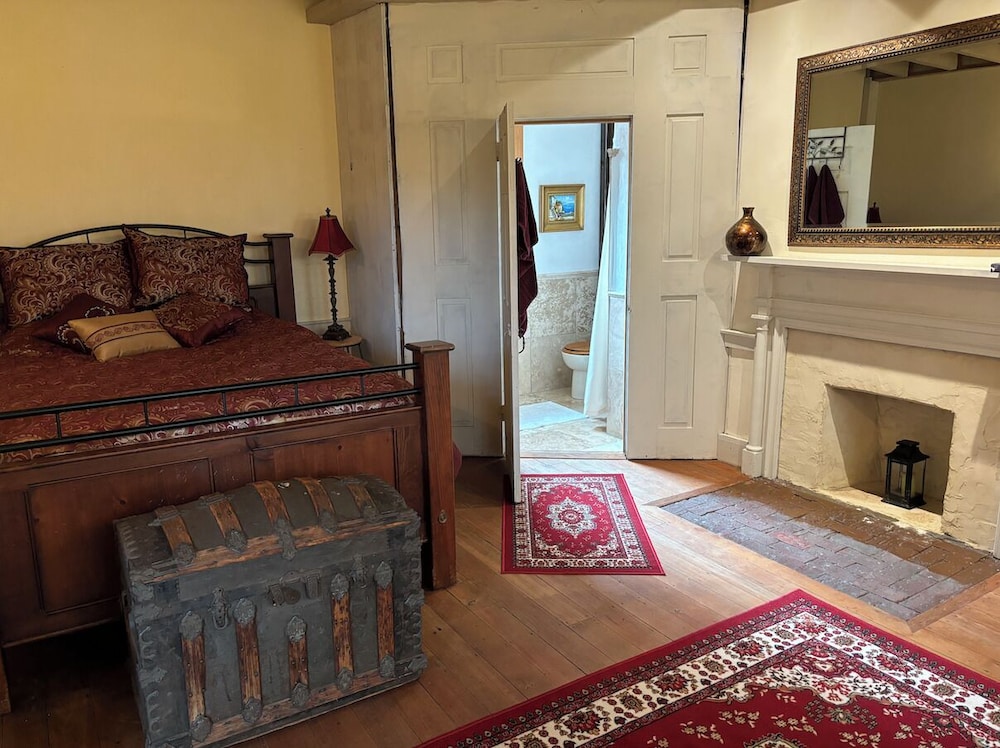 Experience Tranquility and Charm at the Perfect Getaway above Gatehouse ...