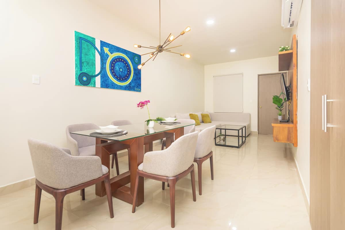 Apartamento família, 2 quartos | Área de estar | TV LED