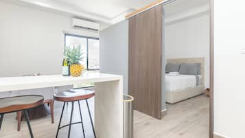 Senior Apartment, 2 Bedrooms | Refeições no quarto