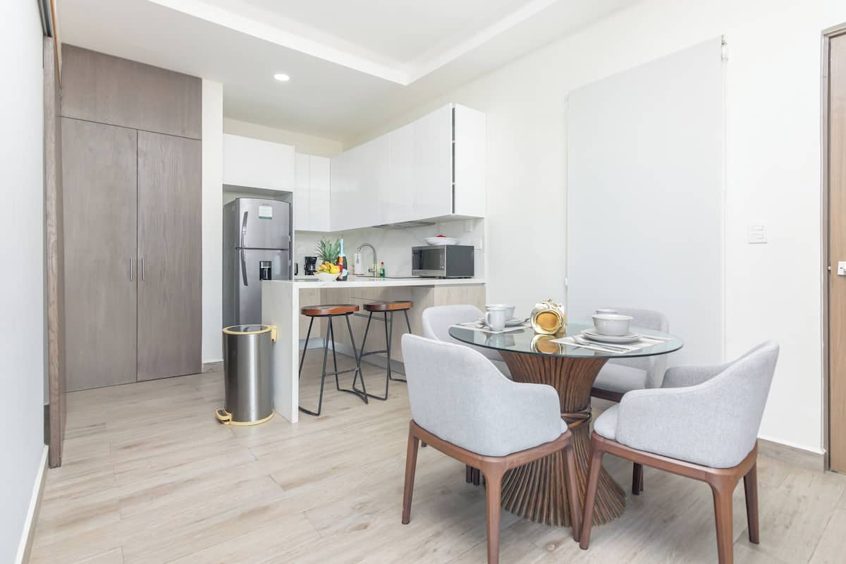 Senior Apartment, 2 Bedrooms | Opções para refeição no quarto