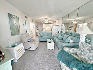 Casa, várias camas, varanda, vista para o oceano (Gulf Shores Plantation 1304) | Sala de estar