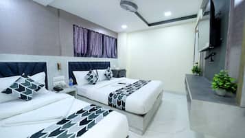 Quarto triplo luxo, vista para a cidade | Cofres nos quartos, Wi-Fi de cortesia, roupa de cama