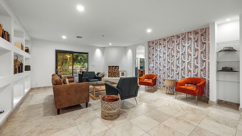 Dazzling Southwestern Oasis With Pool, Firepit, And Guest House - Scottsdale, AZ