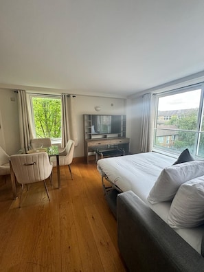 Apartamento Superior | Sala de estar | Televisor