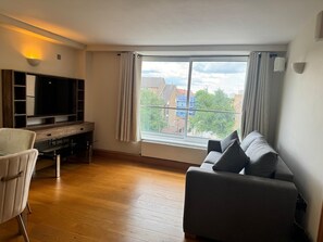 Apartamento Superior | Sala de estar | Televisor