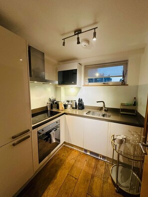 Apartamento Standard | Cozinha privada | Um frigorífico/congelador grande, um micro-ondas, um forno