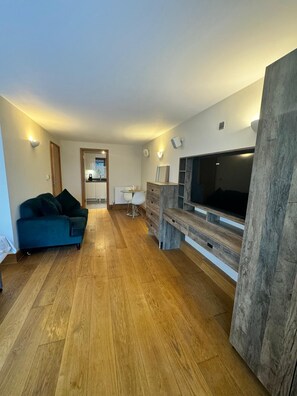 Estúdio Superior, Vista para a cidade | Cofre no quarto, secretária